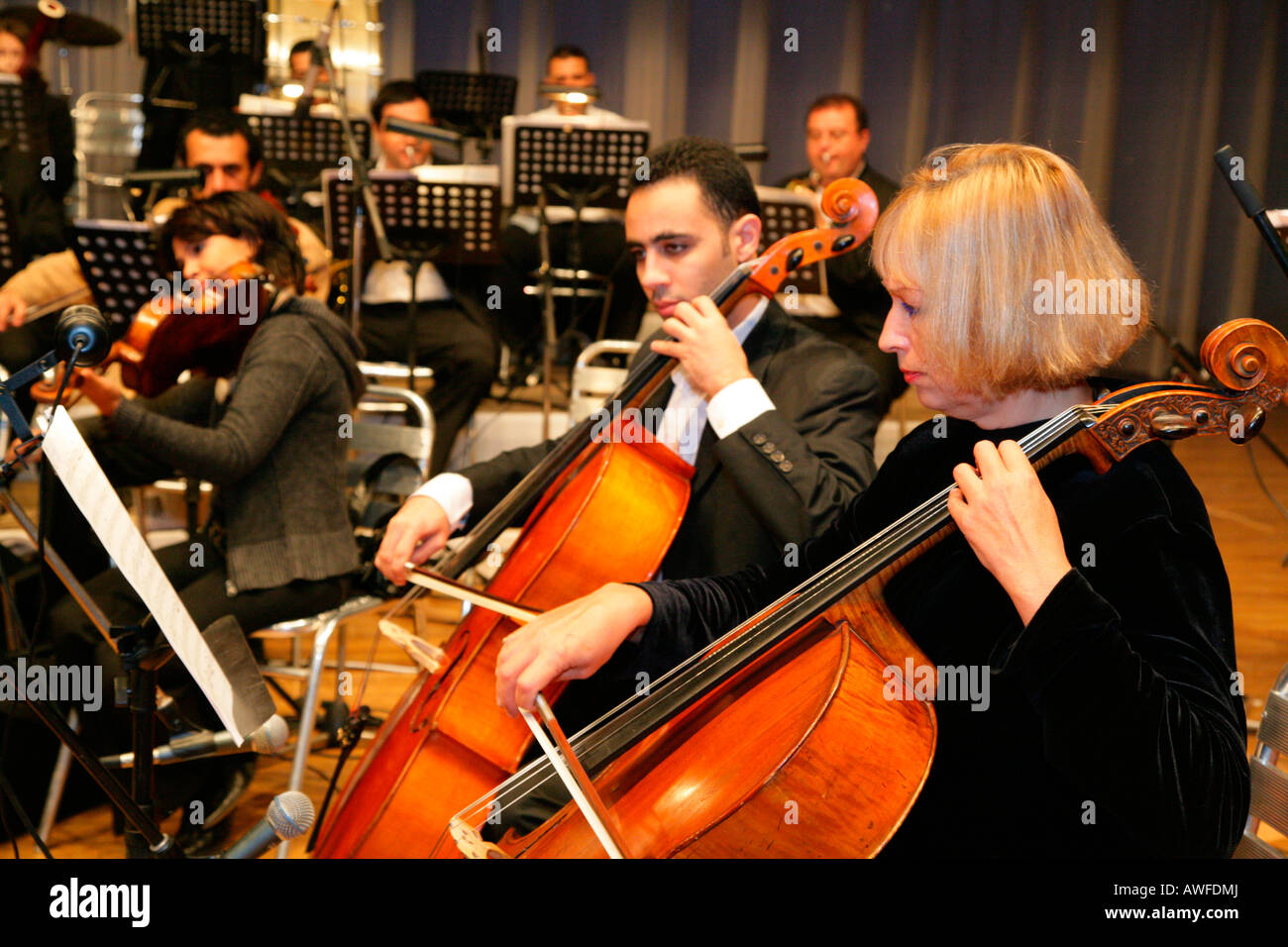 Cellists hi-res stock photography and images - Alamy