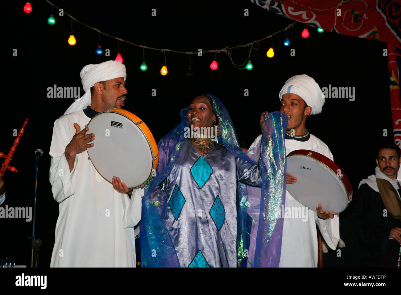 African dancers drum hi-res stock photography and images - Alamy