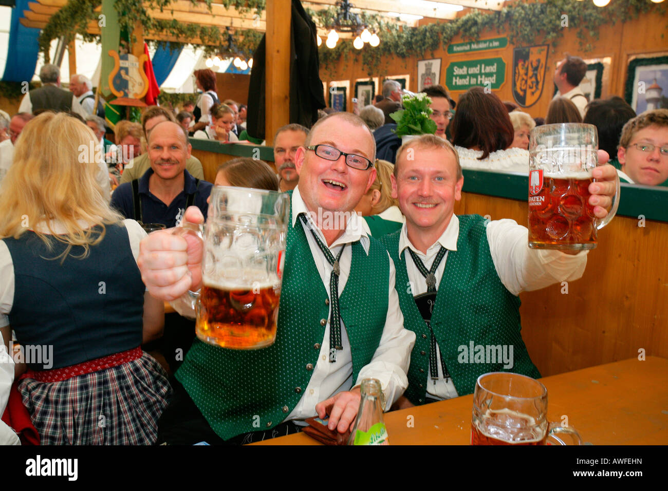 Anstoßen bier hi-res stock photography and images - Alamy