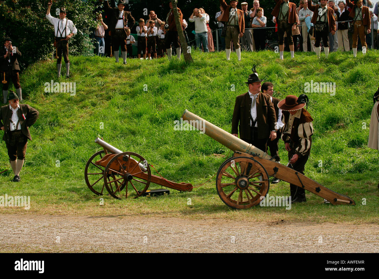 Old fashioned cannons hi-res stock photography and images - Alamy