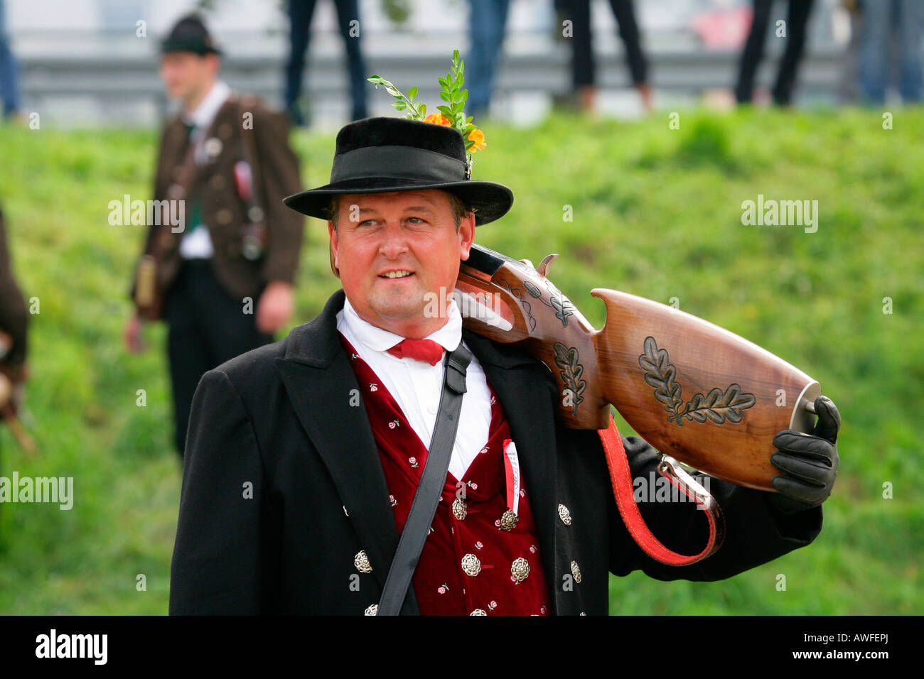 Gun over shoulder hi-res stock photography and images - Alamy
