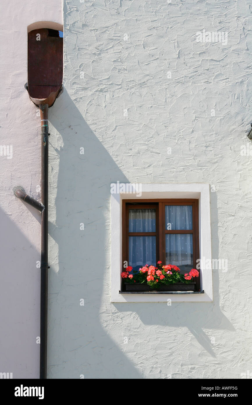 Eaves trough hi-res stock photography and images - Alamy