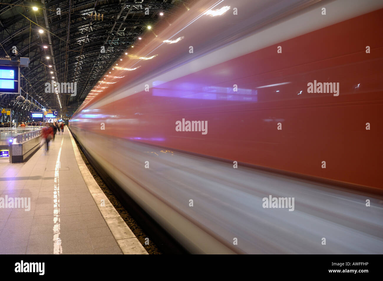 Cologne Central Station, railway station of Cologne, driving train ...