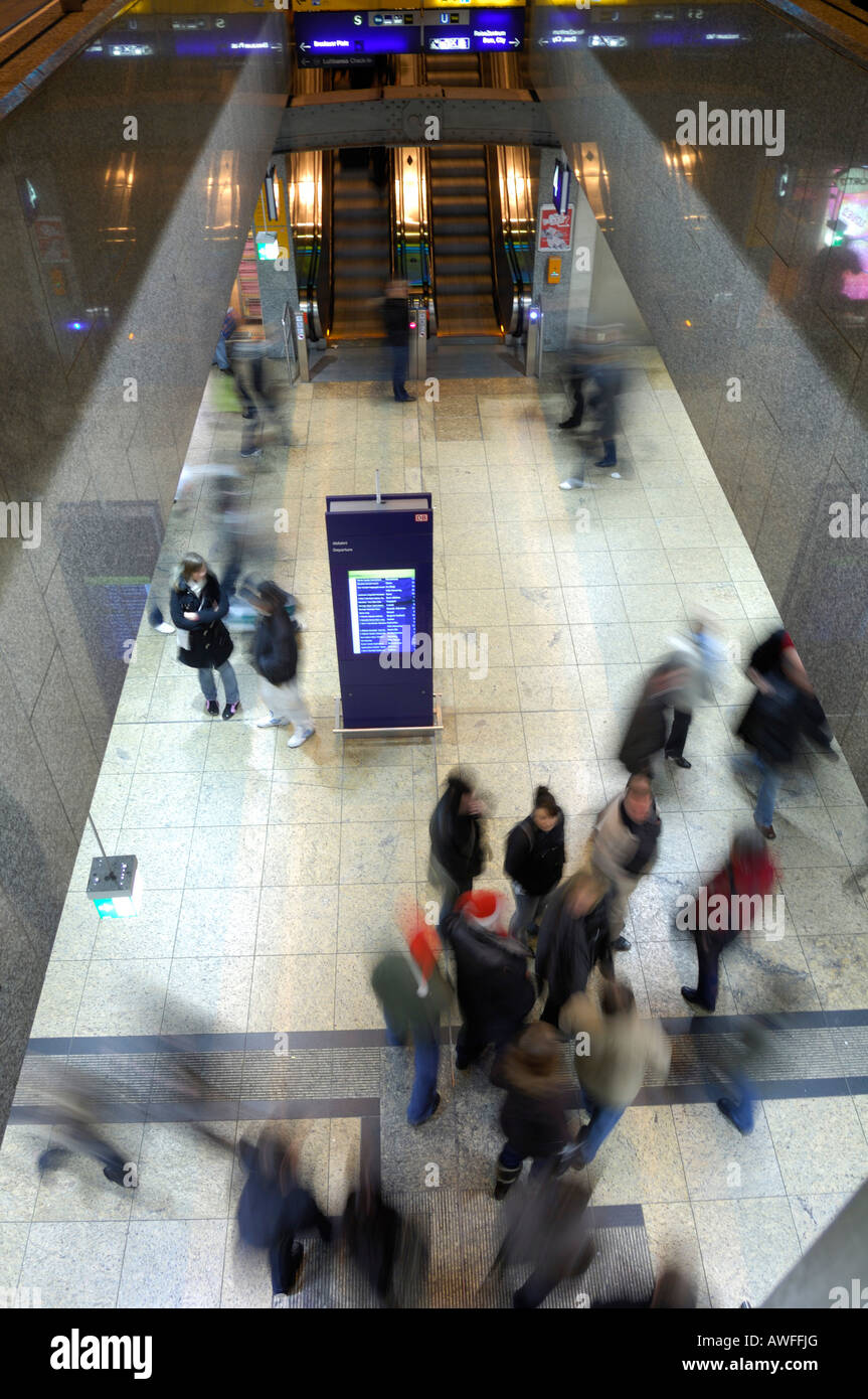 Menschen bahnhof bahnsteig bewegen hi-res stock photography and images - Alamy