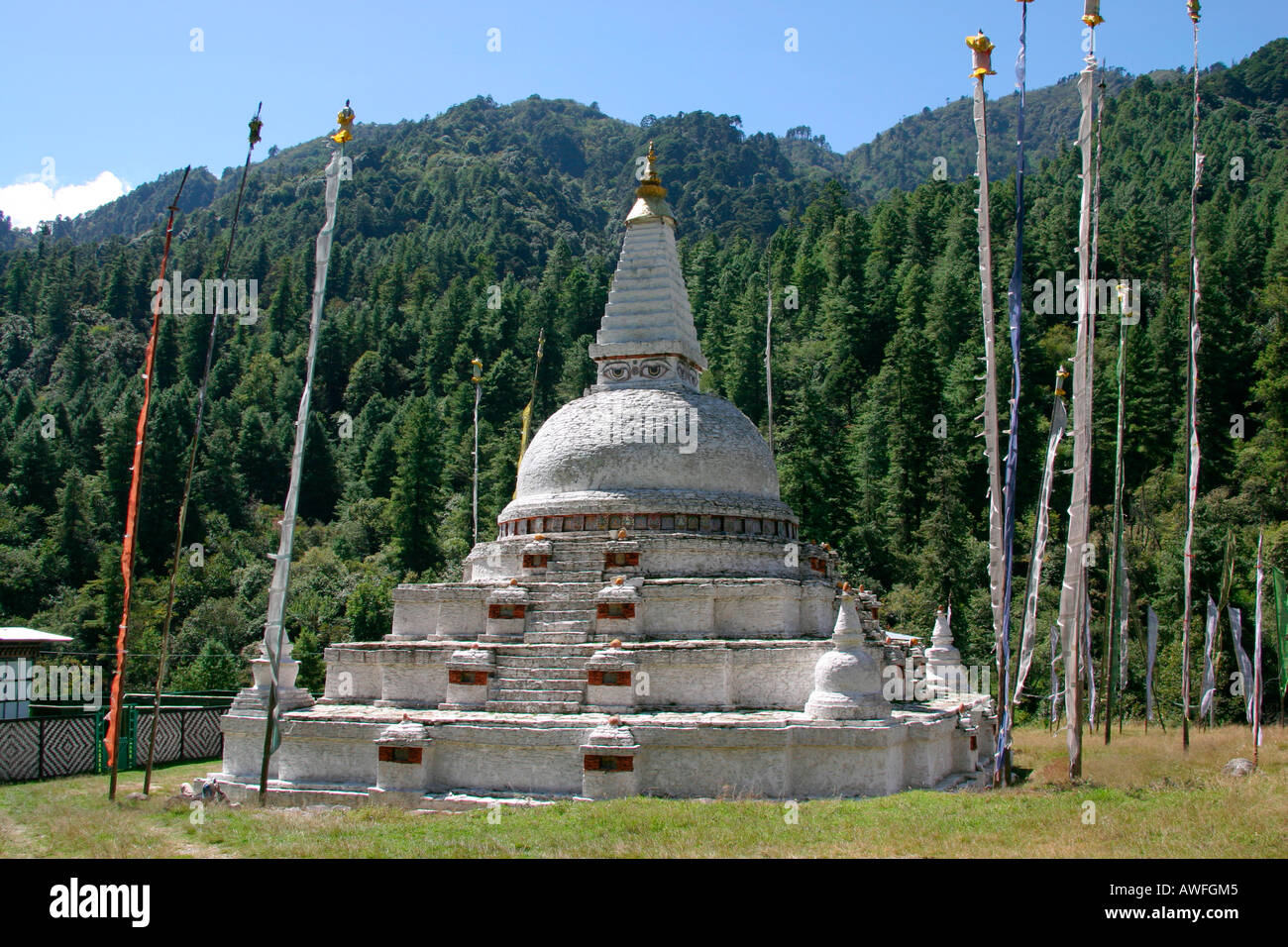 Chendebji chorten on the road between the Pele-La pass and Tongsa ...