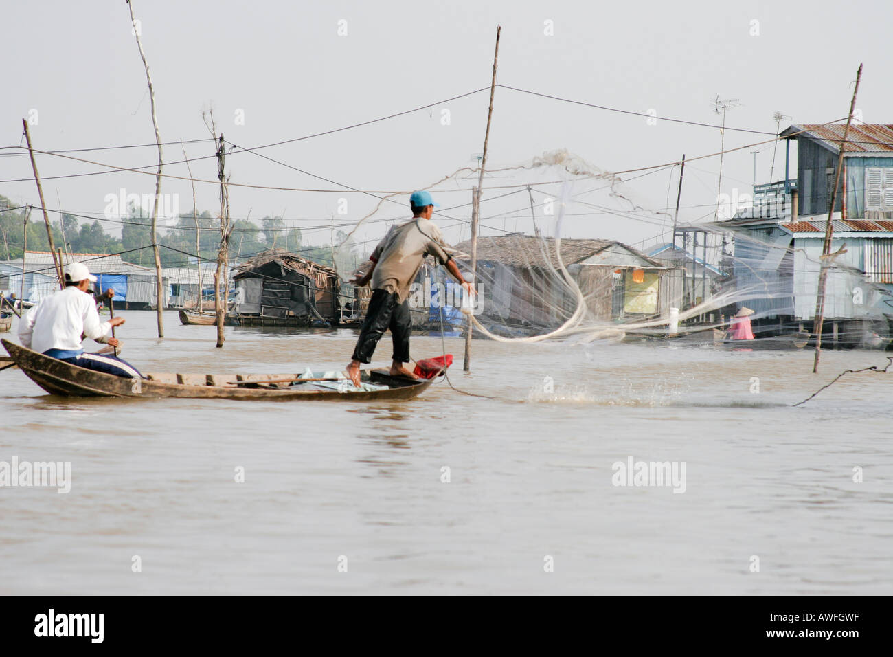 Casting the fishing net Mekong Delta Stock Photo - Alamy