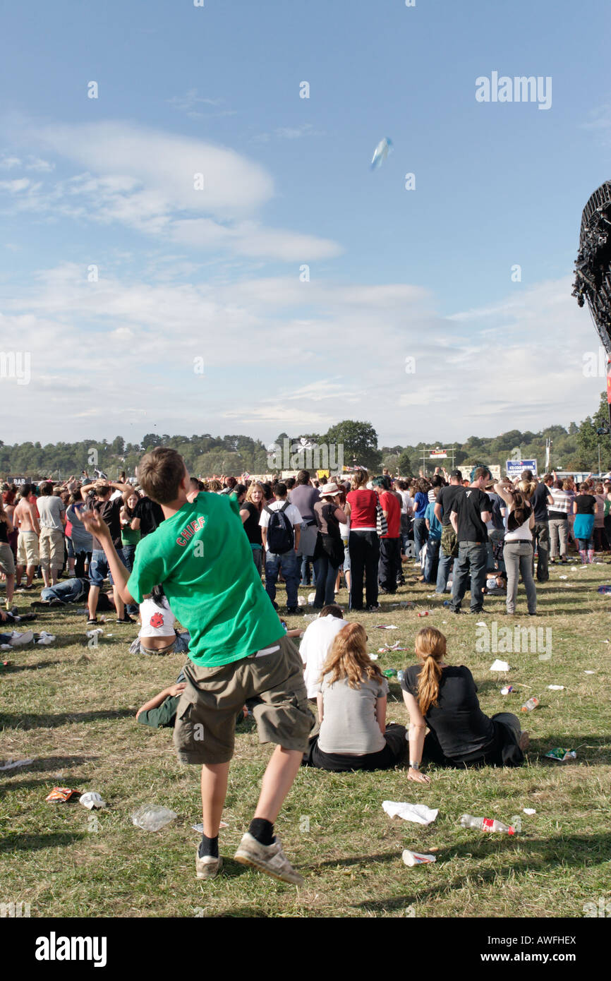 Group young people throwing water hi-res stock photography and images ...