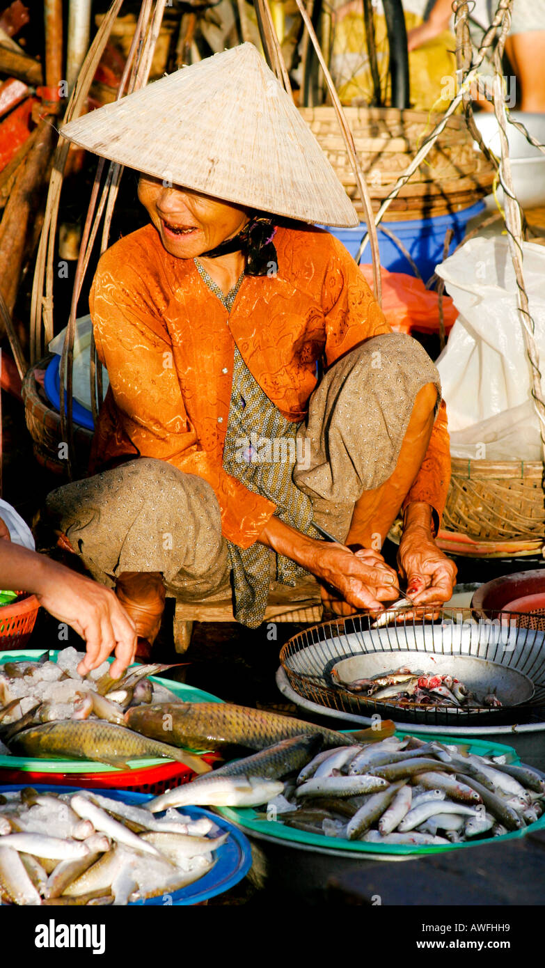 Old lady selling fresh fish hi-res stock photography and images - Alamy