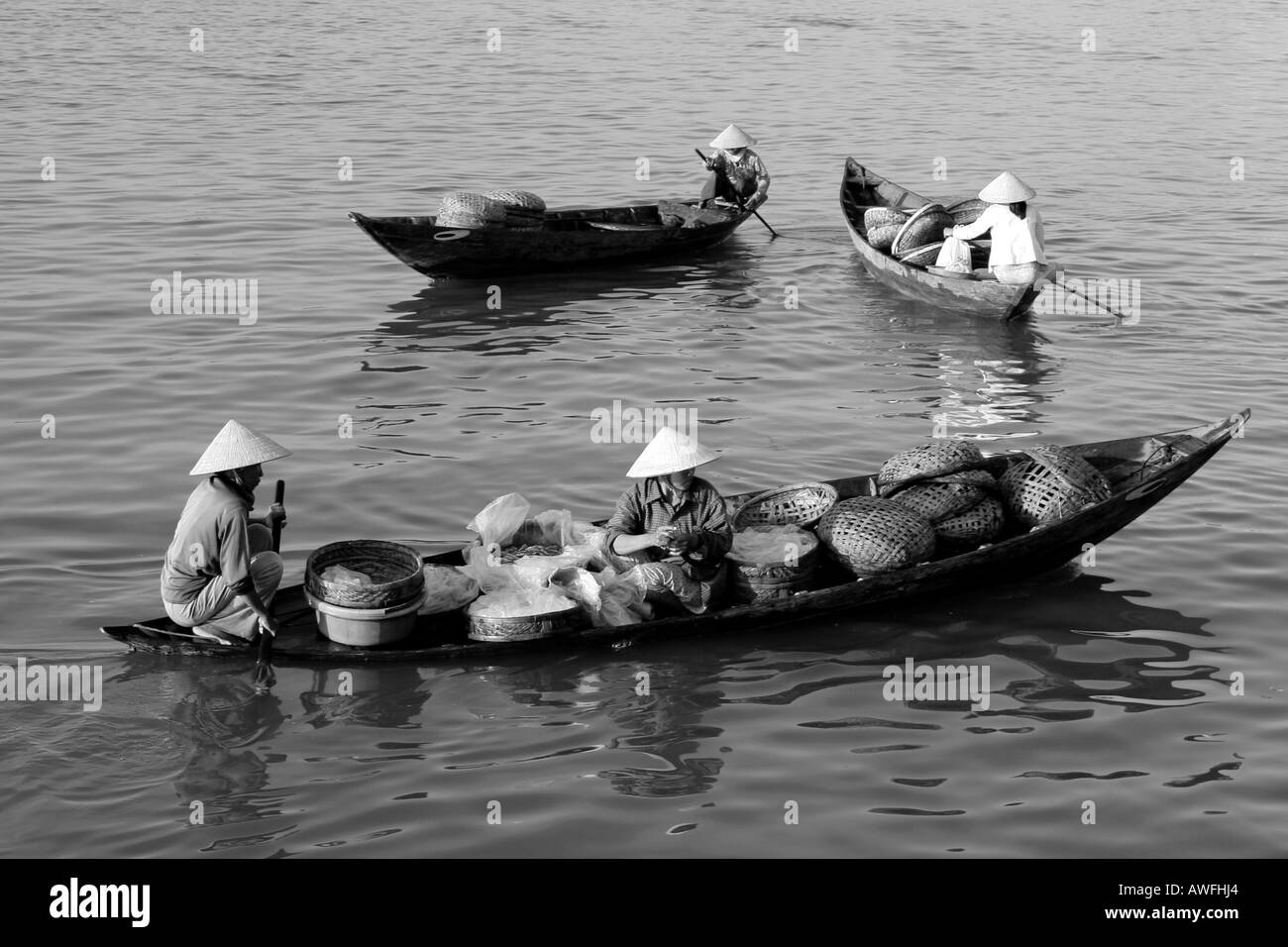Fishing boats fish market Black and White Stock Photos & Images - Alamy
