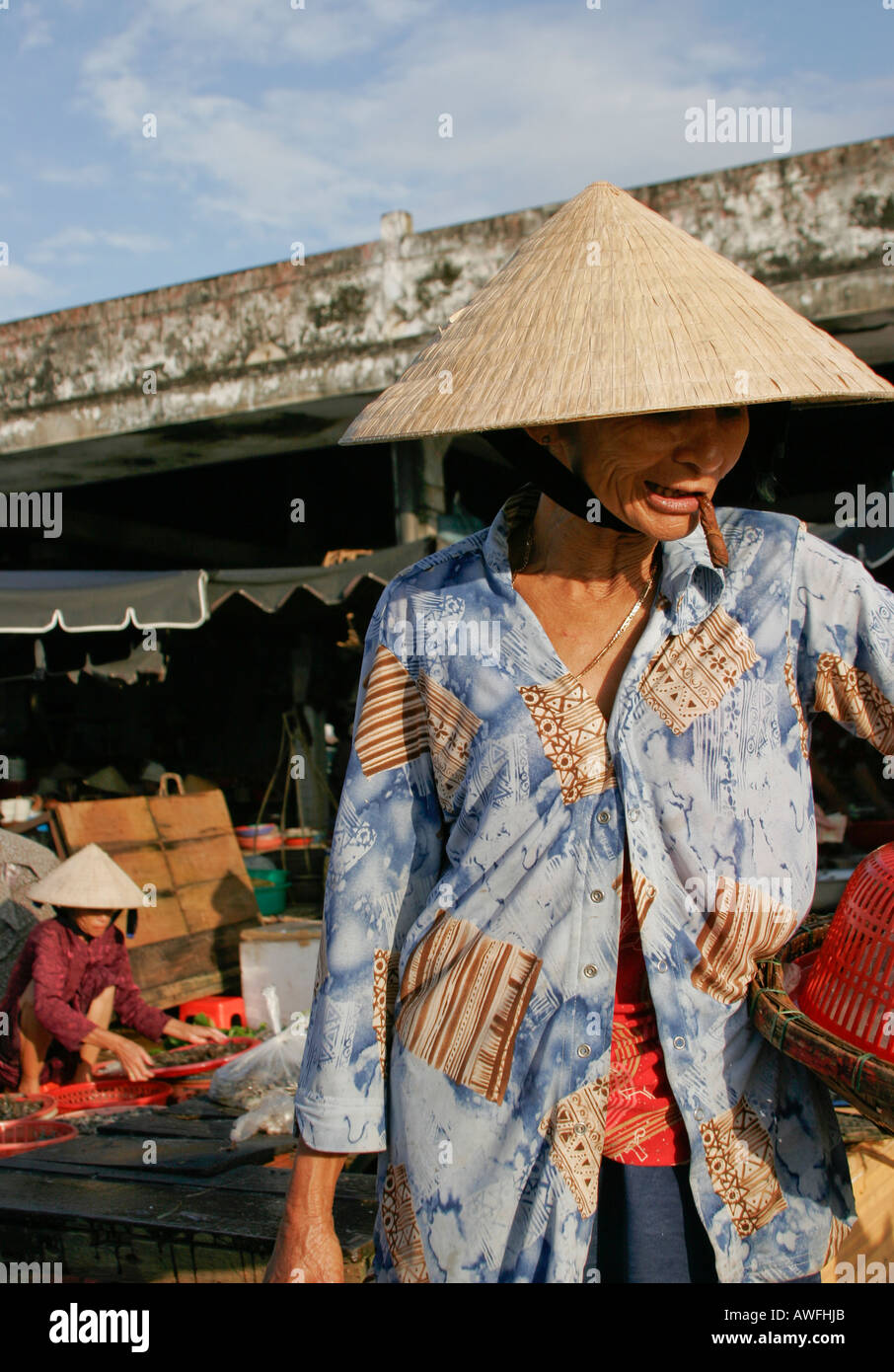 Market woman chewing on a cigar Stock Photo - Alamy