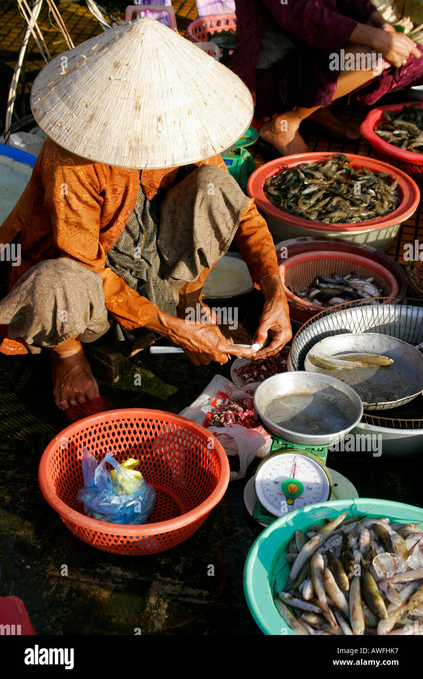 Gutting of fish hi-res stock photography and images - Alamy