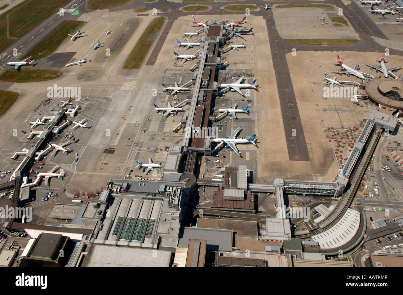 North and south terminals at gatwick airport hi-res stock photography ...