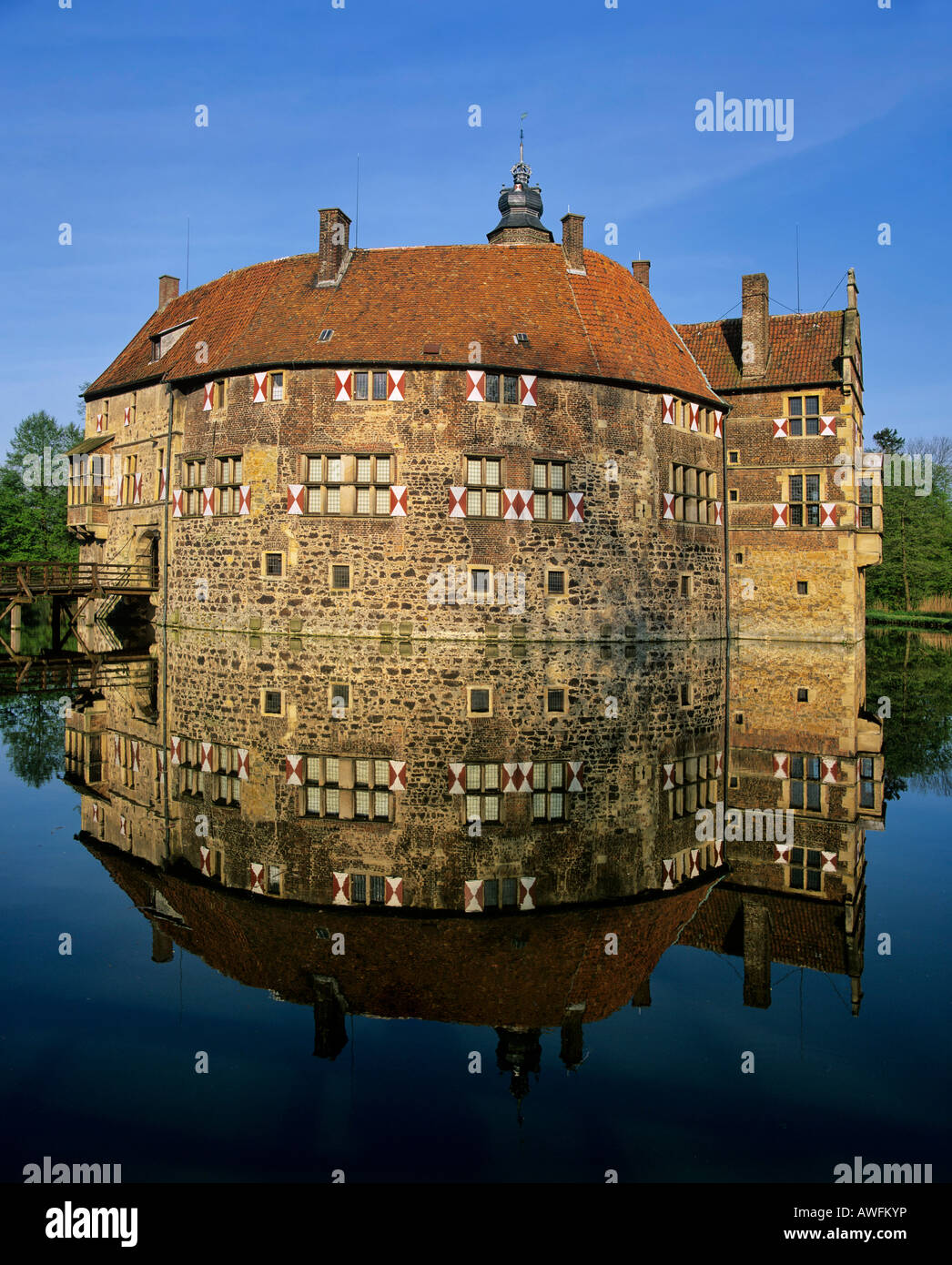 Moated castle, Burg Vischering (Vischering Castle) near Luedinghausen ...