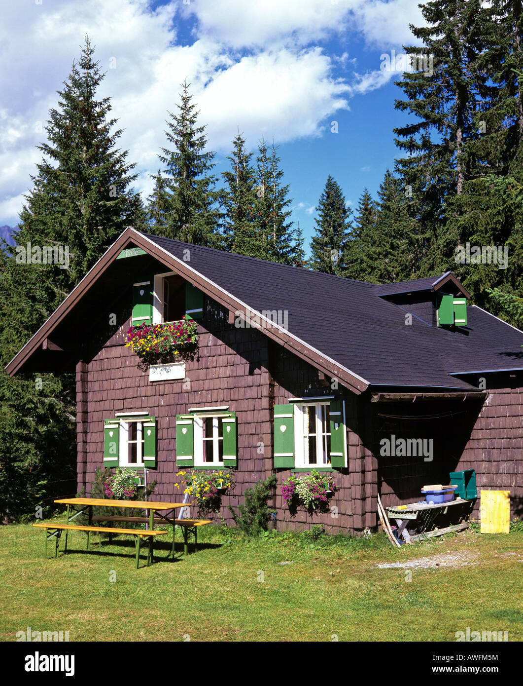 Log cabin exterior hi-res stock photography and images - Alamy