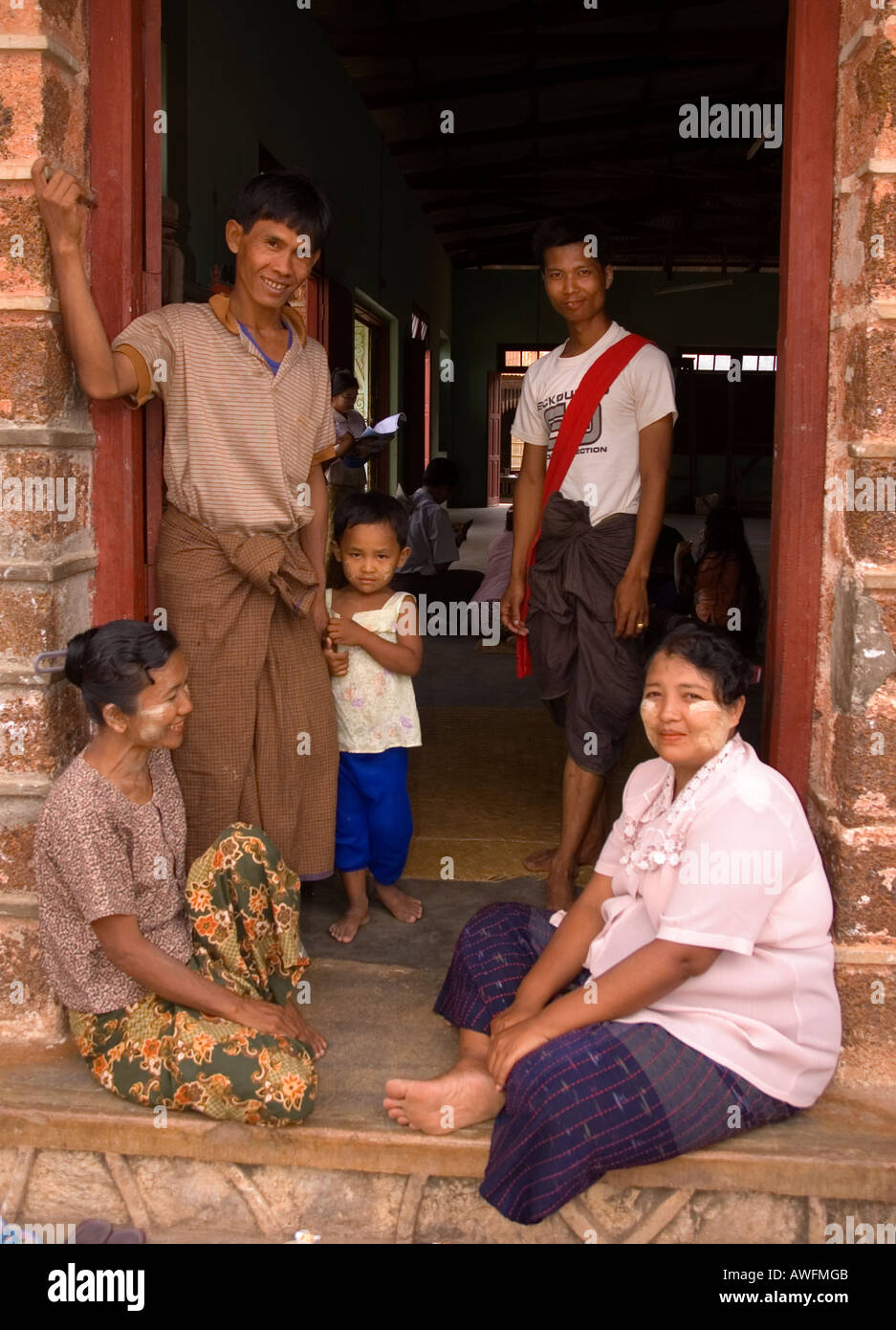Myanmar smiling family photograph hi-res stock photography and images ...