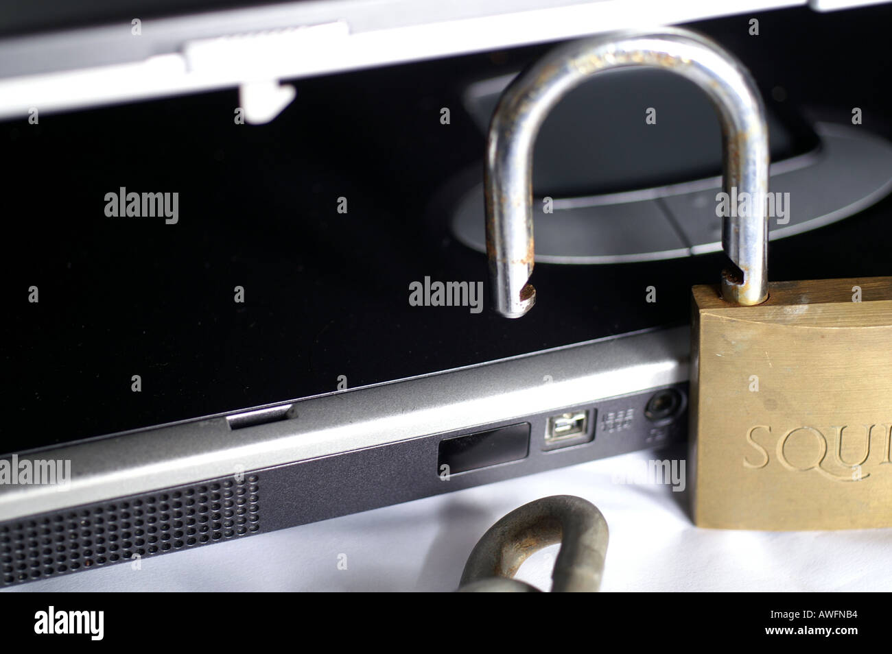 Insecure broken lock hi-res stock photography and images - Alamy