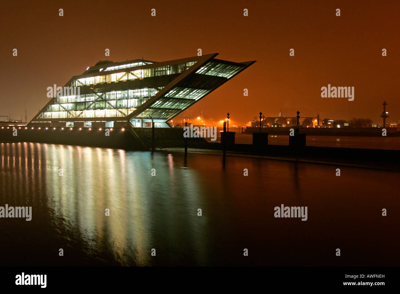 Modern office building Dockland at river Elbe - city of Hamburg ...