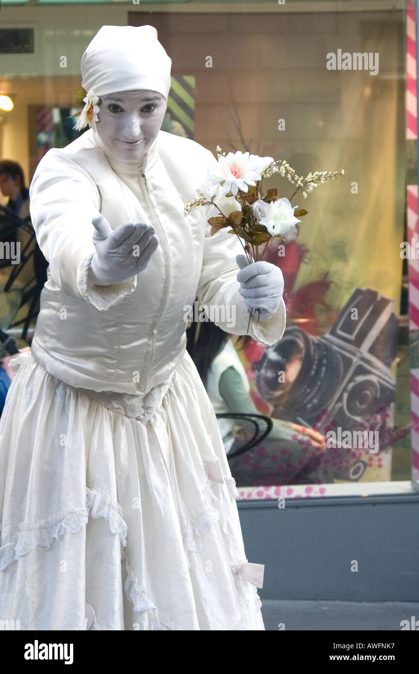 Mime artist in Londons Covent Gardens Stock Photo - Alamy