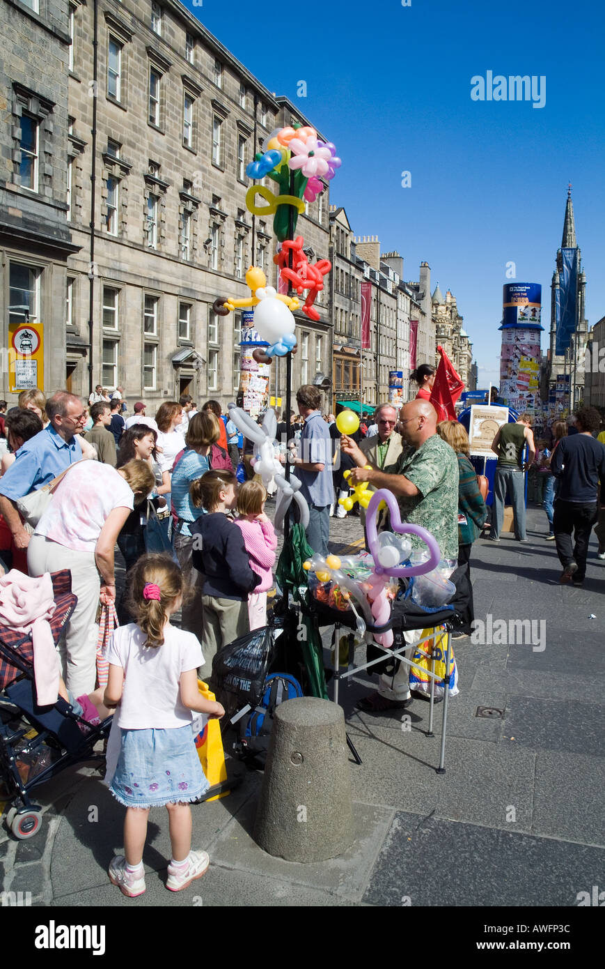 dh Edinburgh Fringe Festival ROYAL MILE EDINBURGH Balloon artist making ...