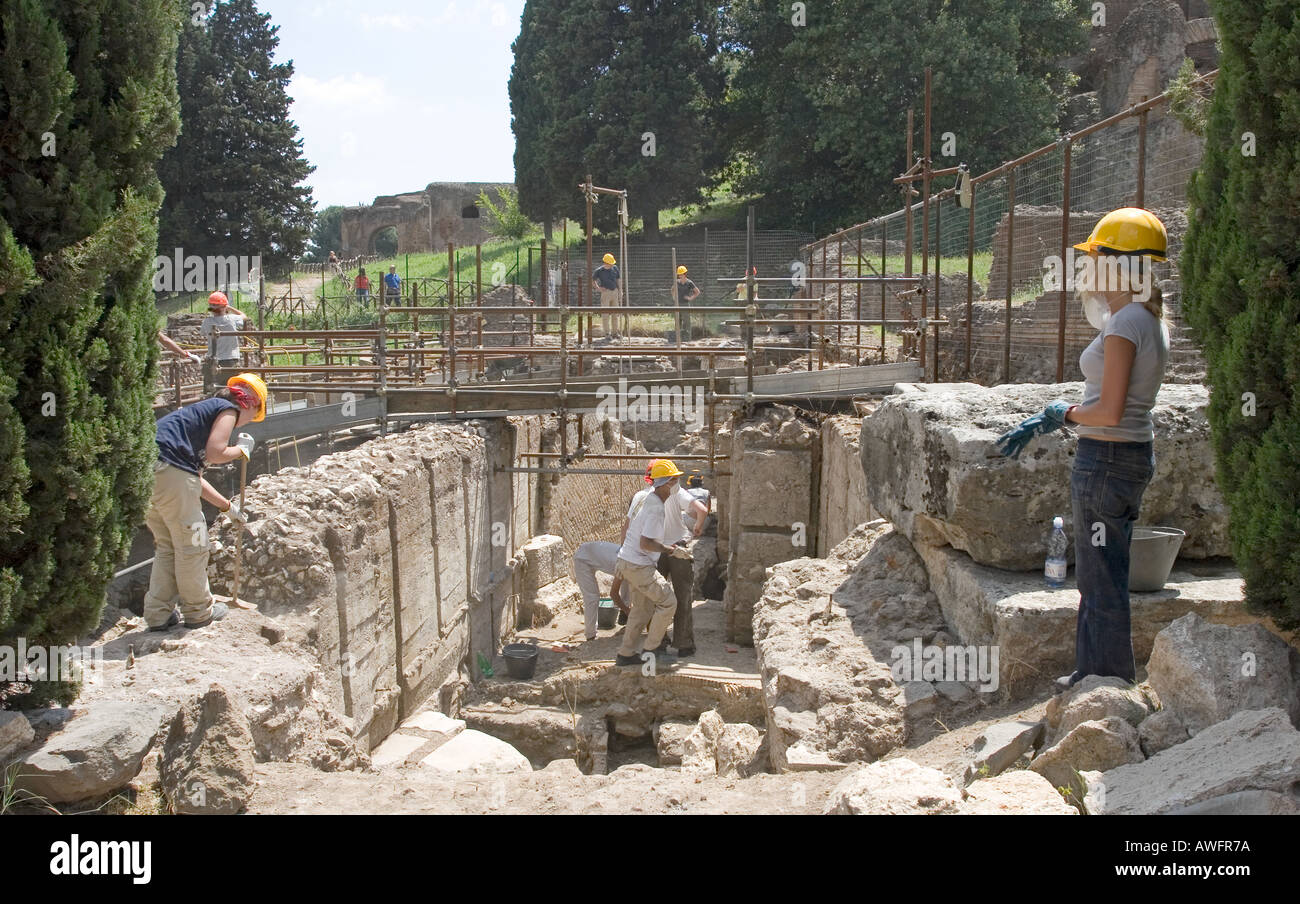 Digging up the past hi-res stock photography and images - Alamy