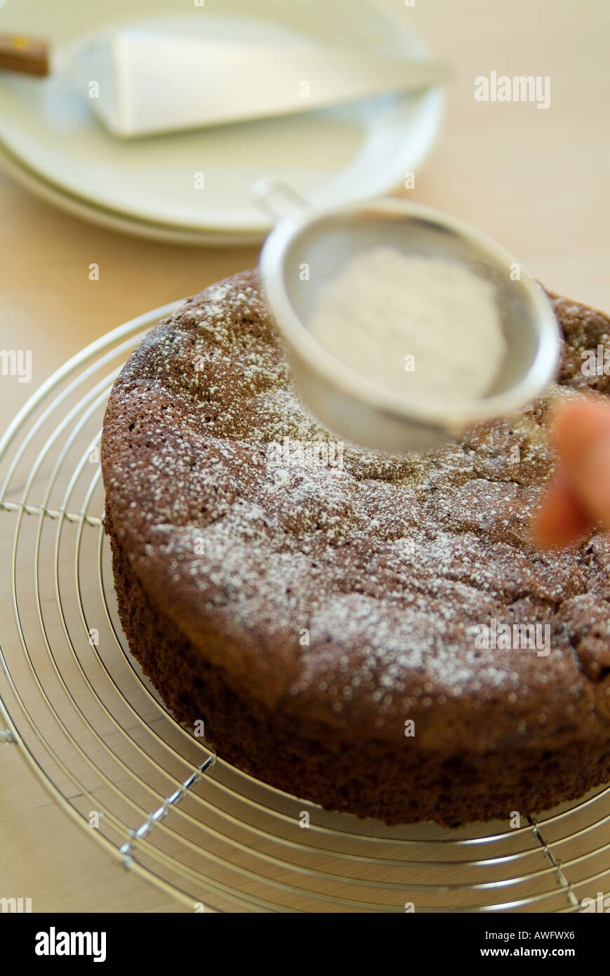Decorating a cake with powder sugar Stock Photo - Alamy