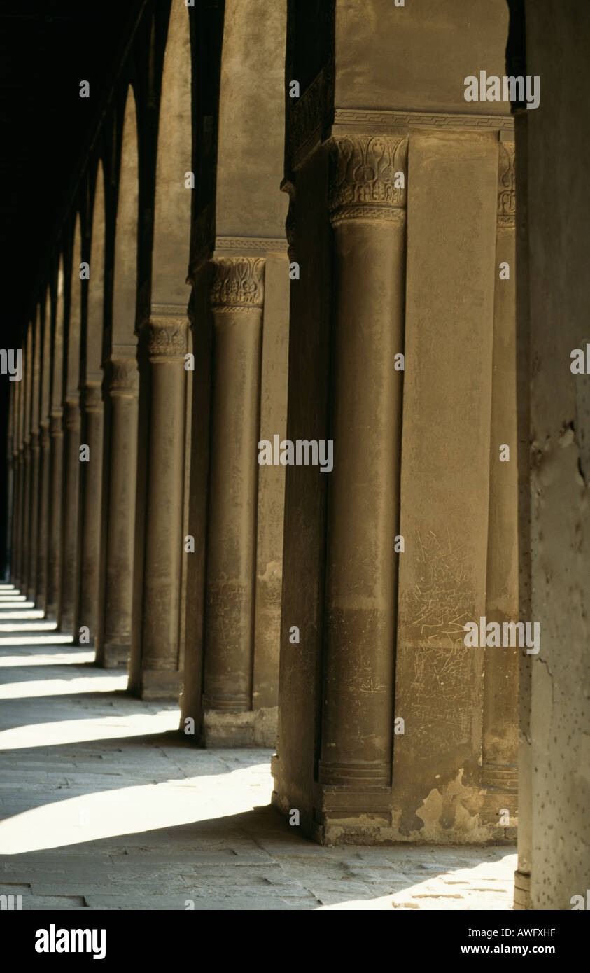Cloisters mosque hi-res stock photography and images - Alamy