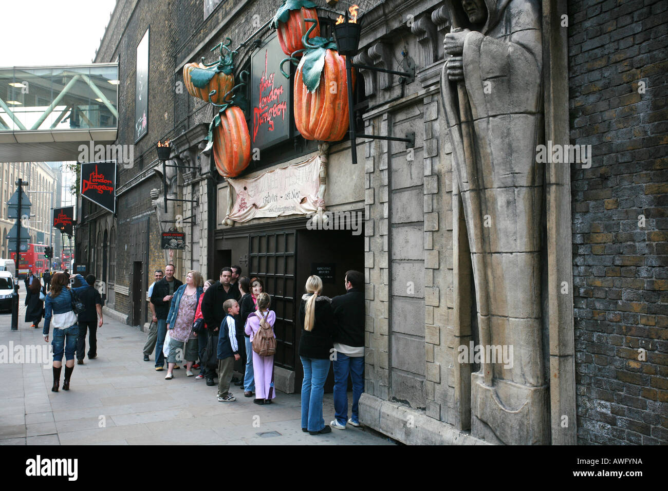 London dungeon museum hi-res stock photography and images - Alamy