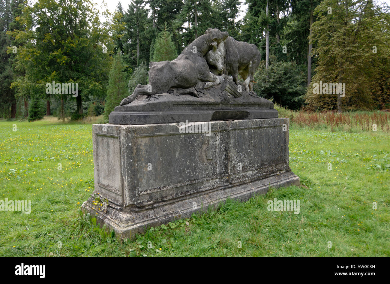 Stone plynth hi-res stock photography and images - Alamy