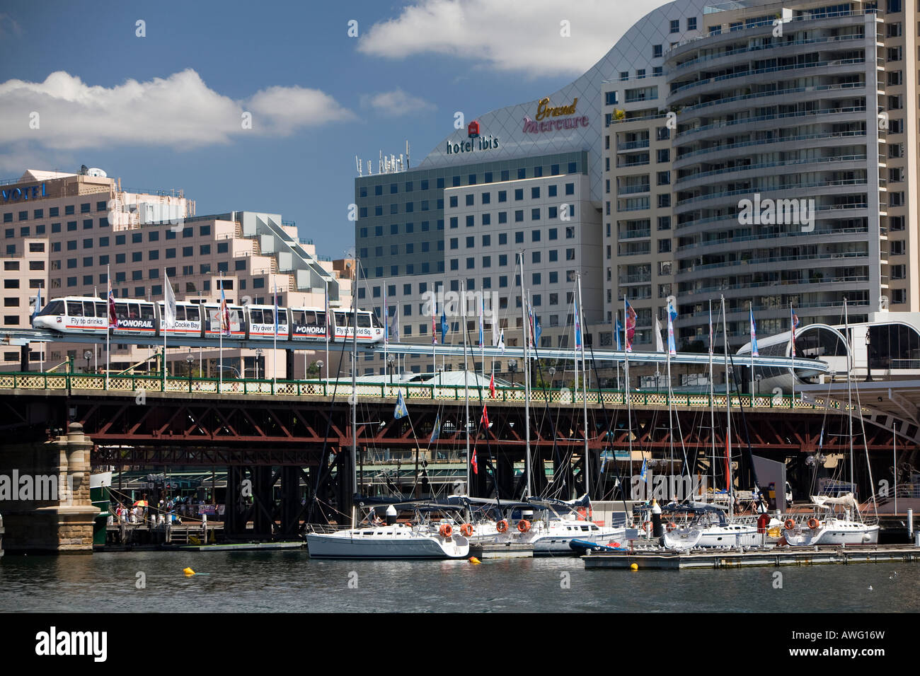 monorail train passes over pyrmont bridge,darling harbour,sydney Stock ...