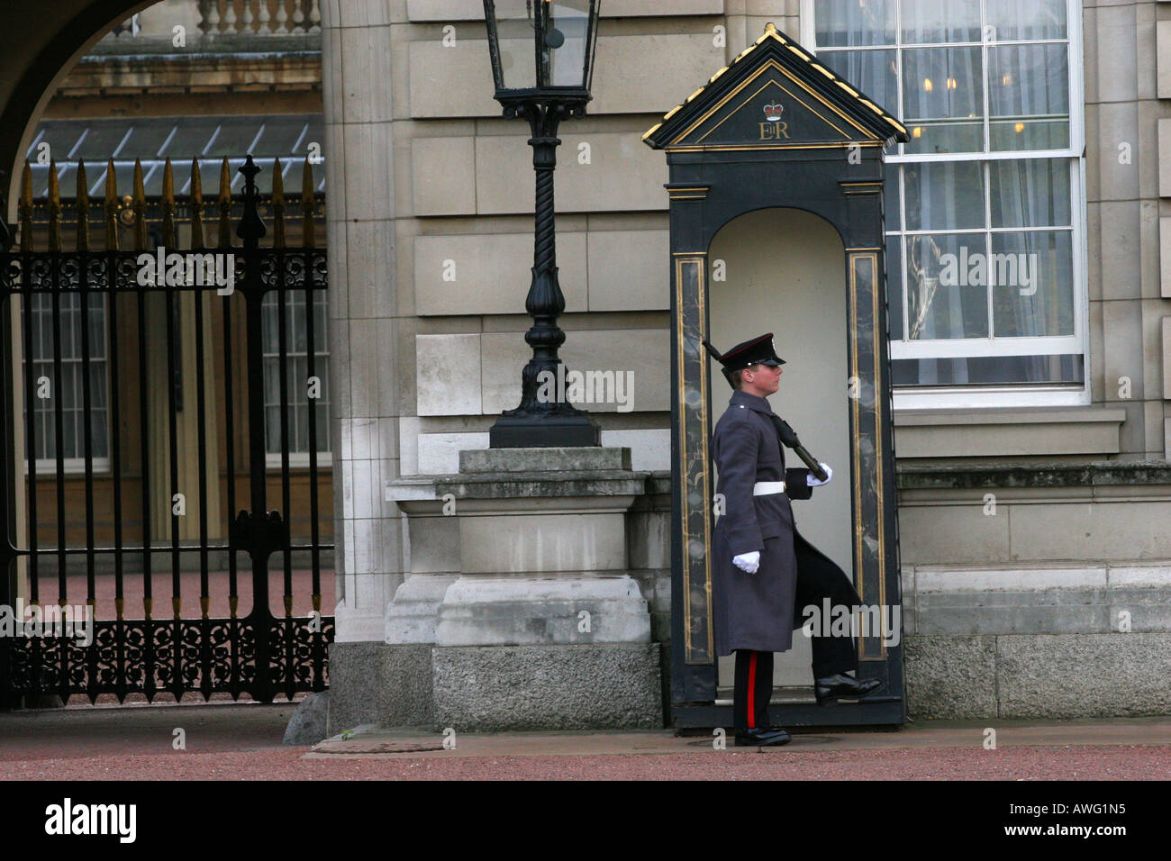 Iconic image of a marching Buckingham Palace guard on sentry duty ...
