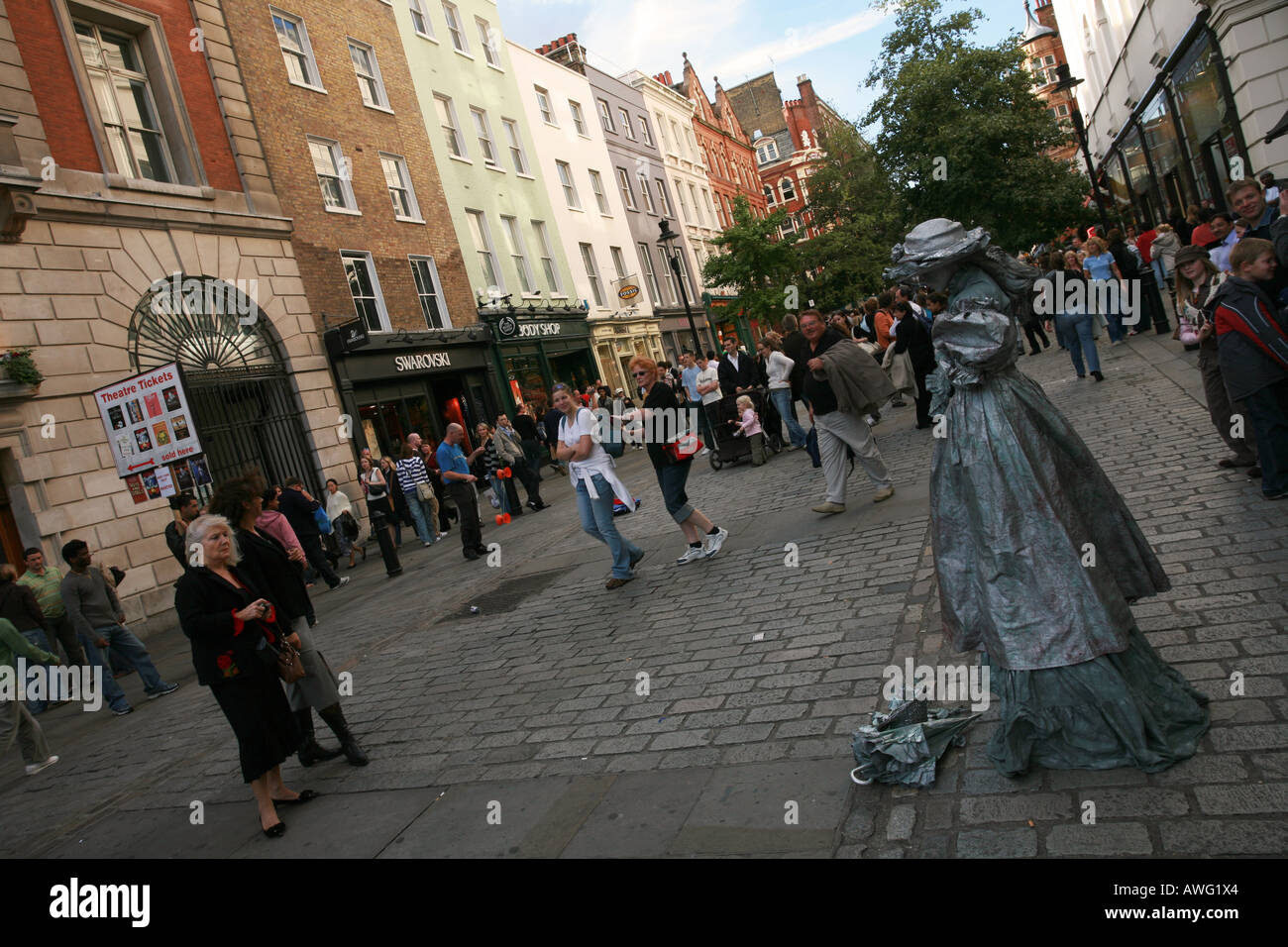 London street performer hi-res stock photography and images - Alamy