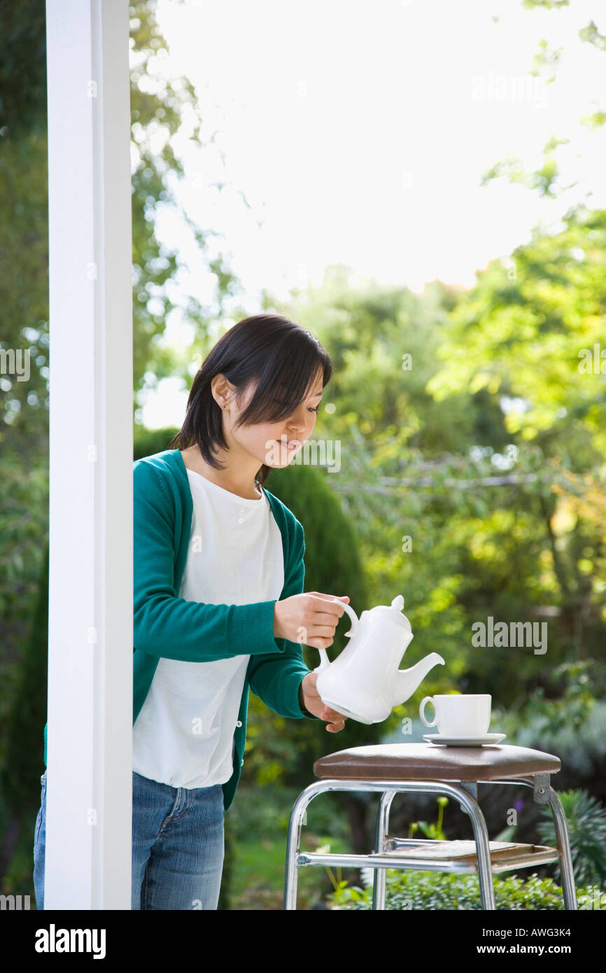 Japanese woman pouring tea hi-res stock photography and images - Alamy