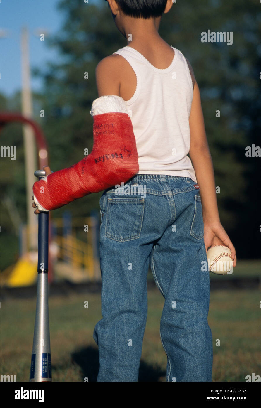 Asian boy broken arm who hi-res stock photography and images - Alamy