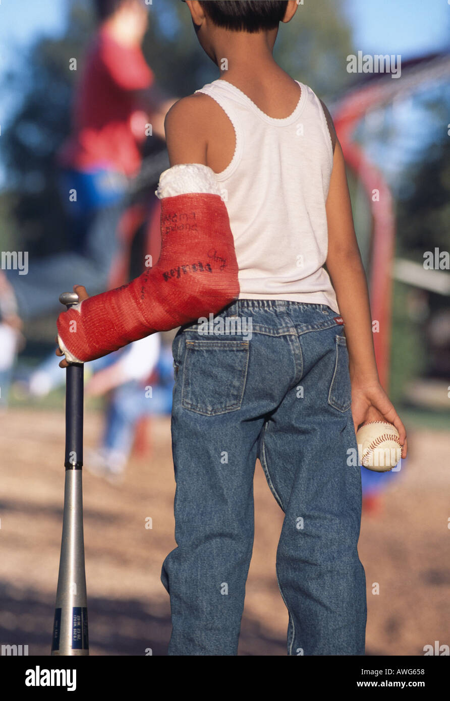Asian boy with broken arm Stock Photo - Alamy