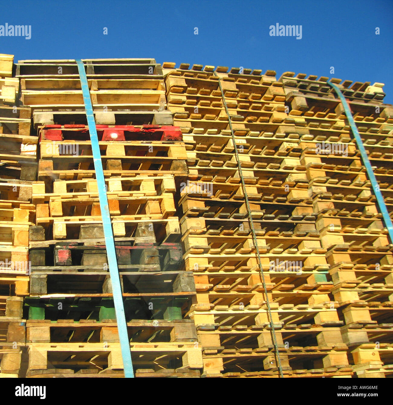 Lots of wooden pallets hi-res stock photography and images - Alamy