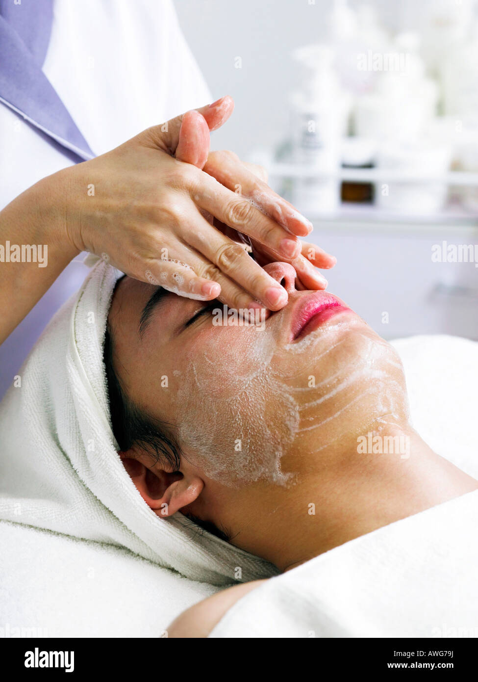 Chinese man getting face massage hi-res stock photography and images ...