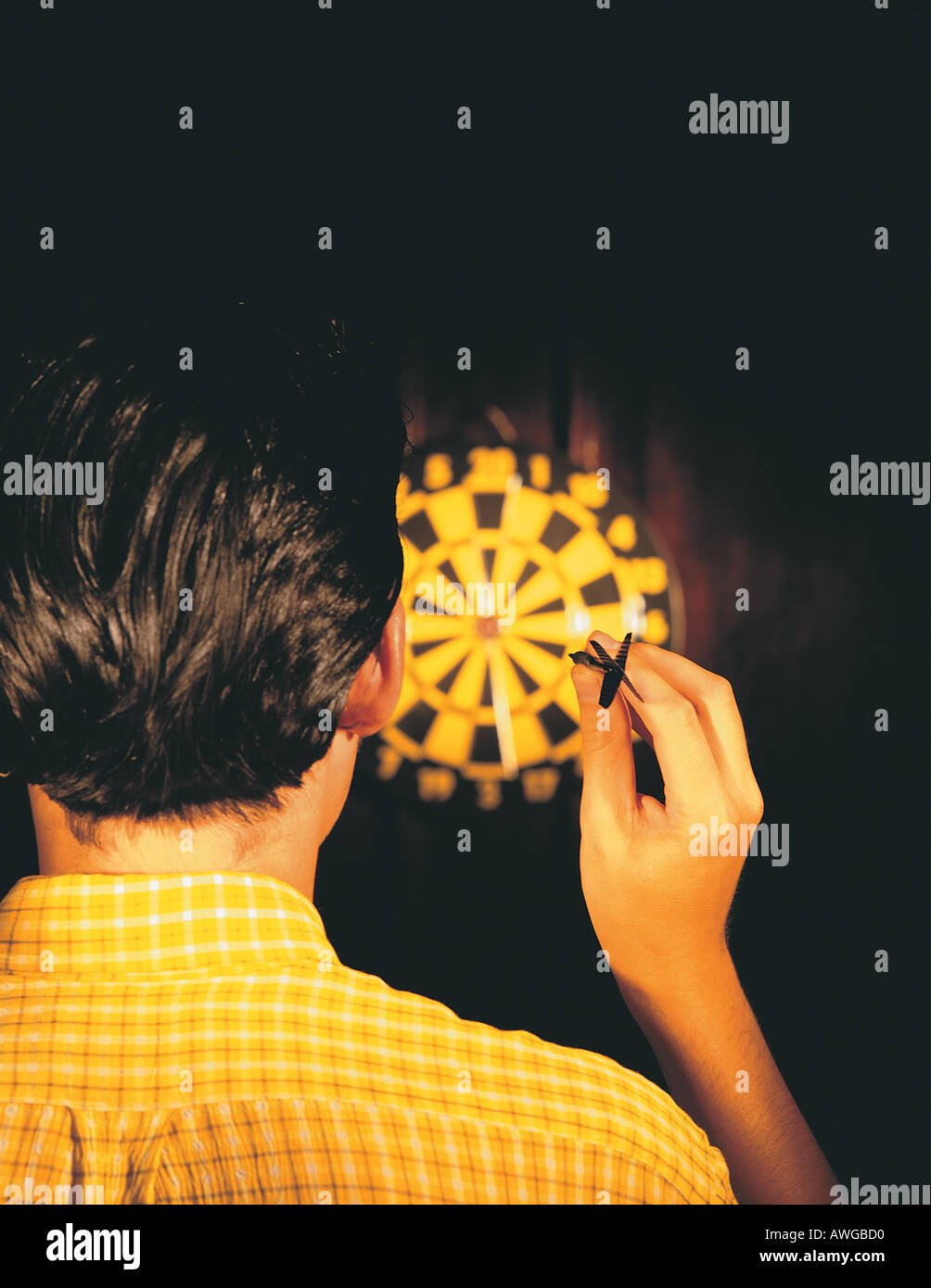 Man aiming dart dart board hi-res stock photography and images - Alamy