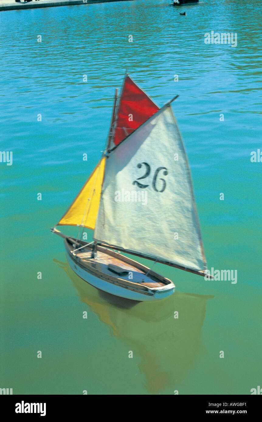 Toy boat lake hi-res stock photography and images - Alamy