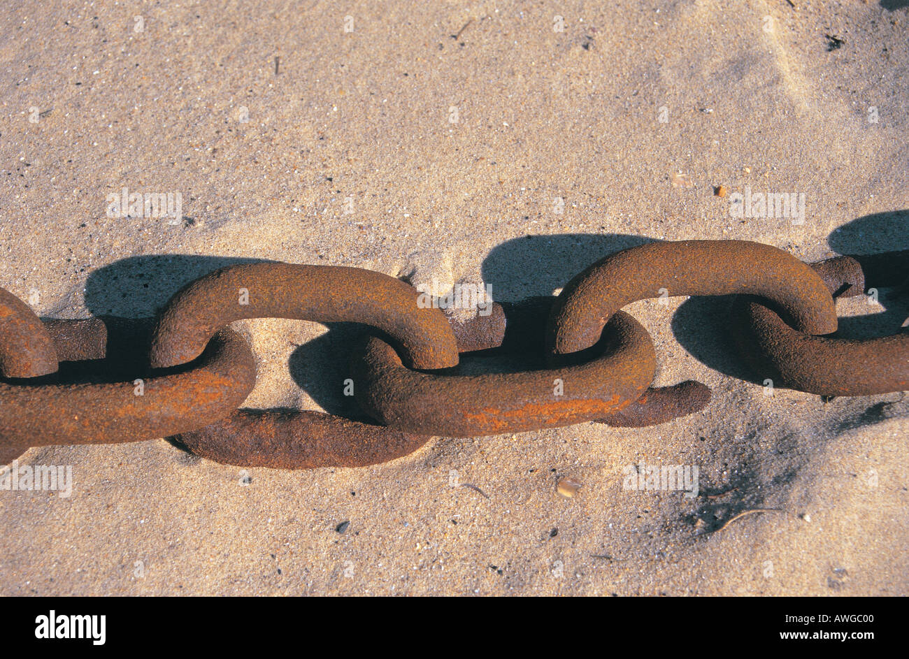 Old chain with a broken link hi-res stock photography and images - Alamy
