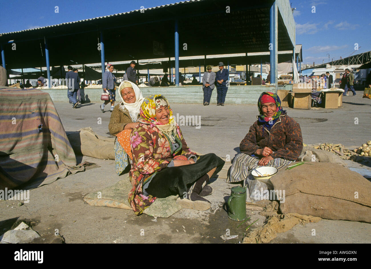 Uzbekistan women in traditional dress hi-res stock photography and ...