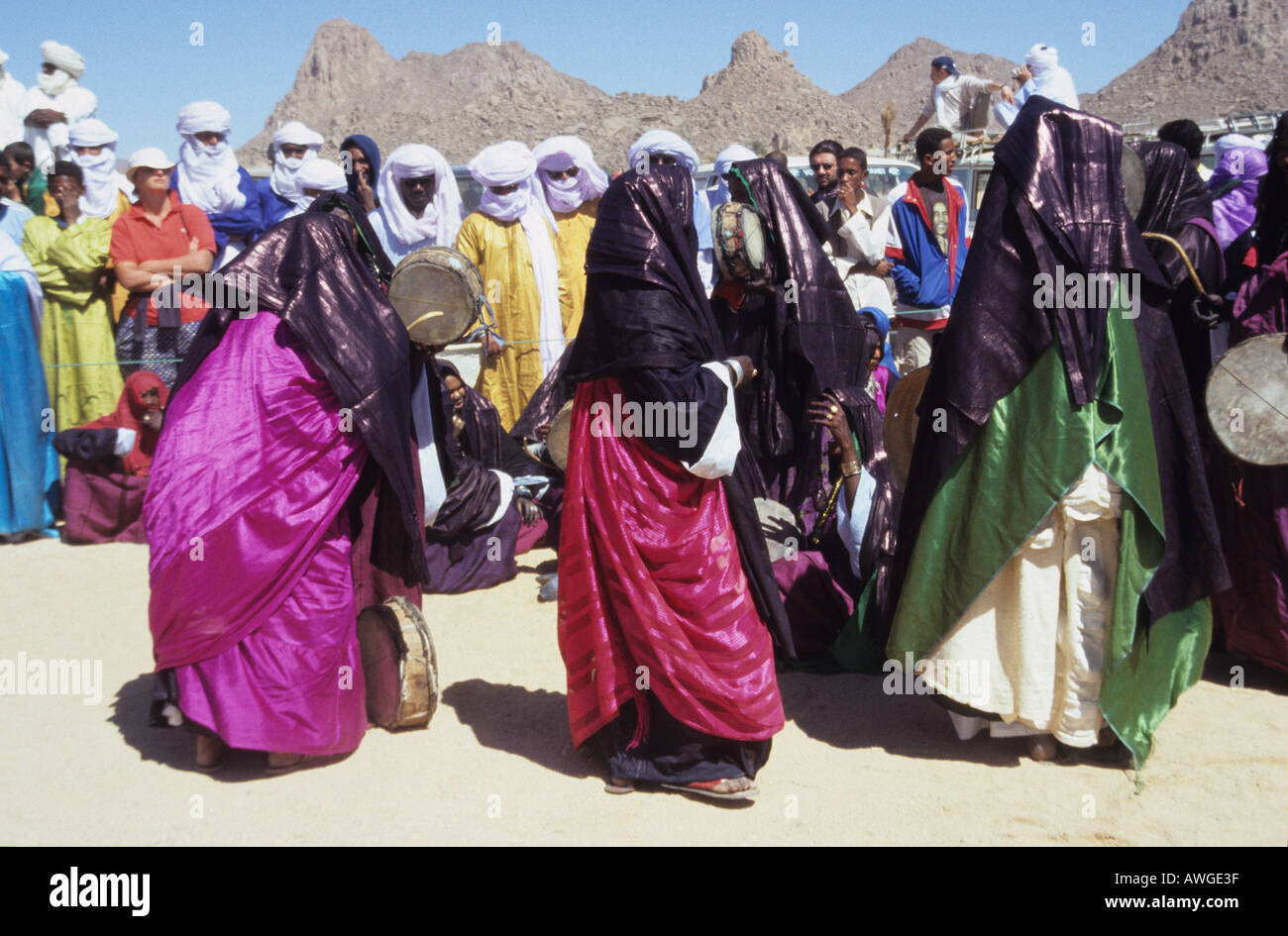 Women veiled africa desert hi-res stock photography and images - Alamy
