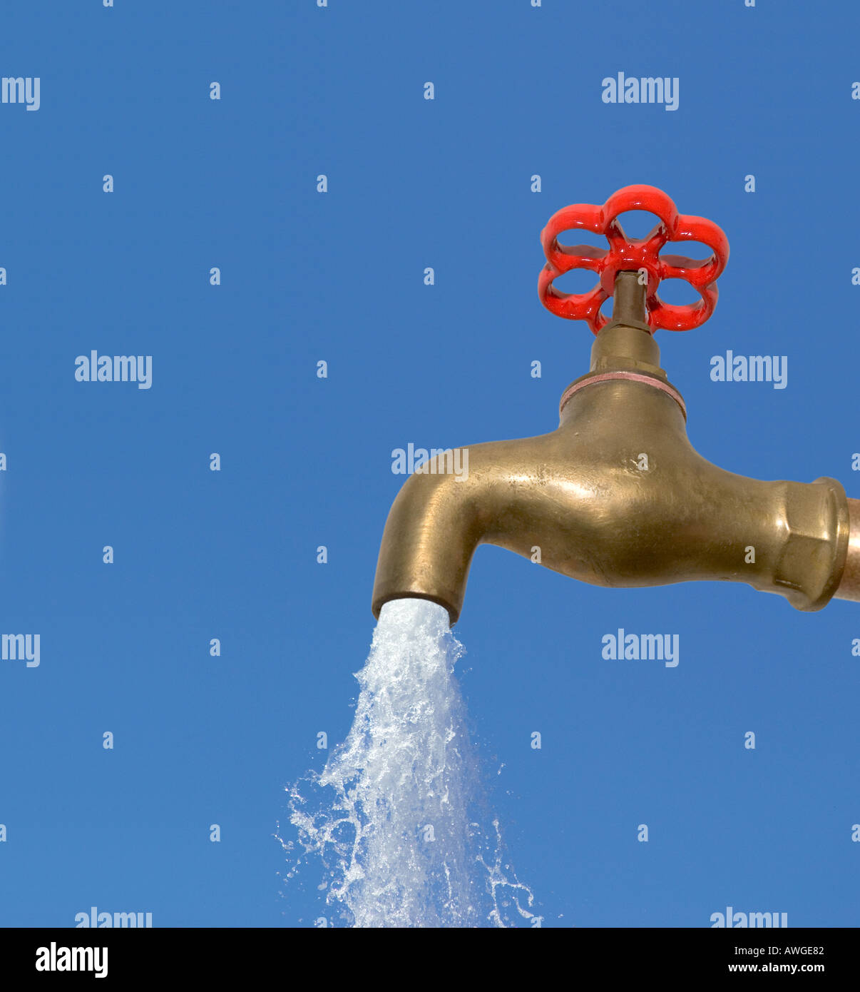 Jet of water out of tap hi-res stock photography and images - Alamy