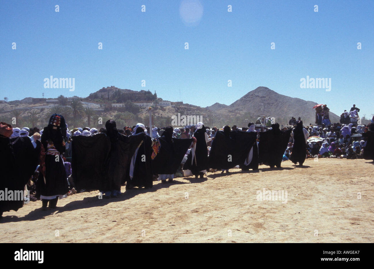 Algerian Sahara Djanet toureg men dance at the ancient traditional ...