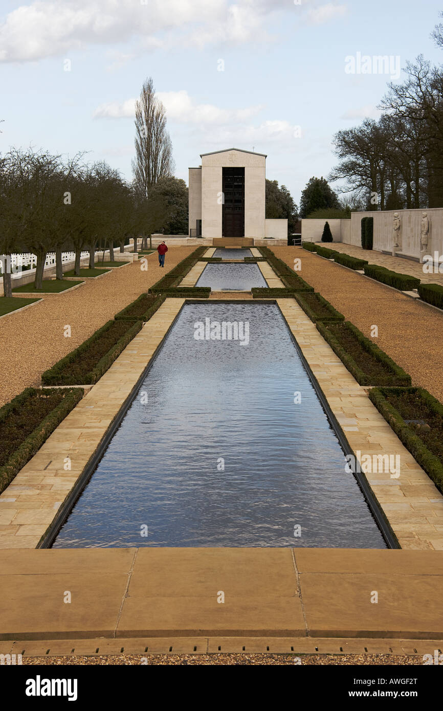 CAMBRIDGE AMERICAN CEMETERY AND MEMORIAL. UK. Reflecting Pool and ...