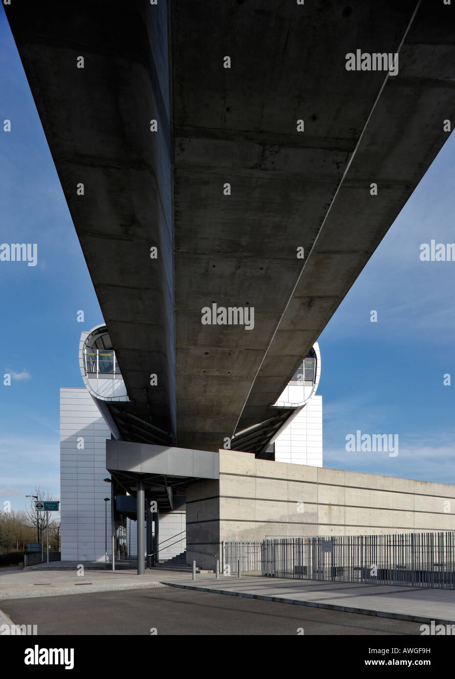 Pontoon dock london hi-res stock photography and images - Alamy