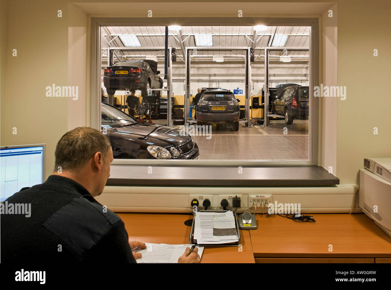 Car dealership workshop Stock Photo - Alamy
