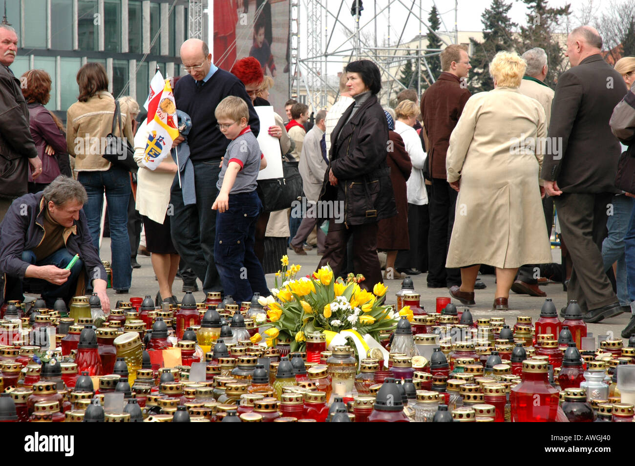 Warsaw, Poland mourning after John Paul II's death. Poeple on Pilsudski ...