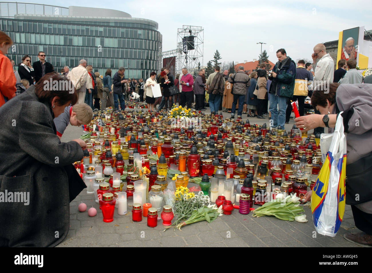 Warsaw, Poland mourning after John Paul II's death. Poeple on Pilsudski ...