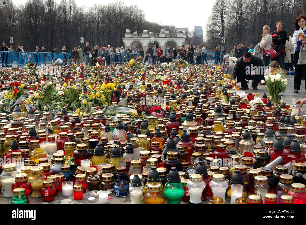 Warsaw, Poland mourning after John Paul II's death. Poeple on Pilsudski ...