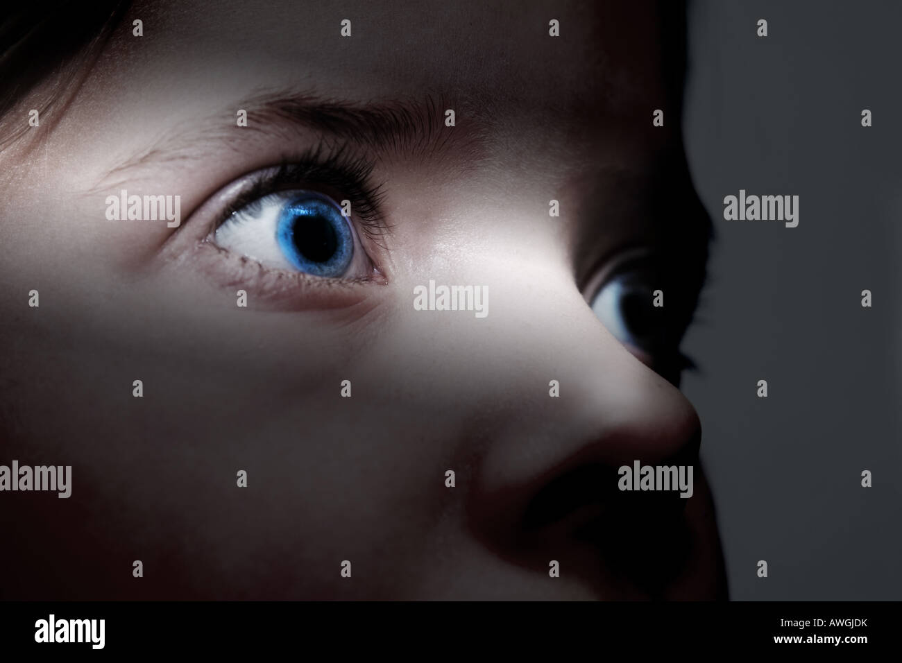 Frightened young child Stock Photo - Alamy